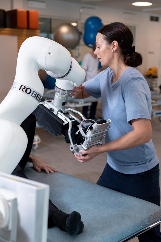 Modernster Therapieroboter Robert - Physioaspect Linke GmbH